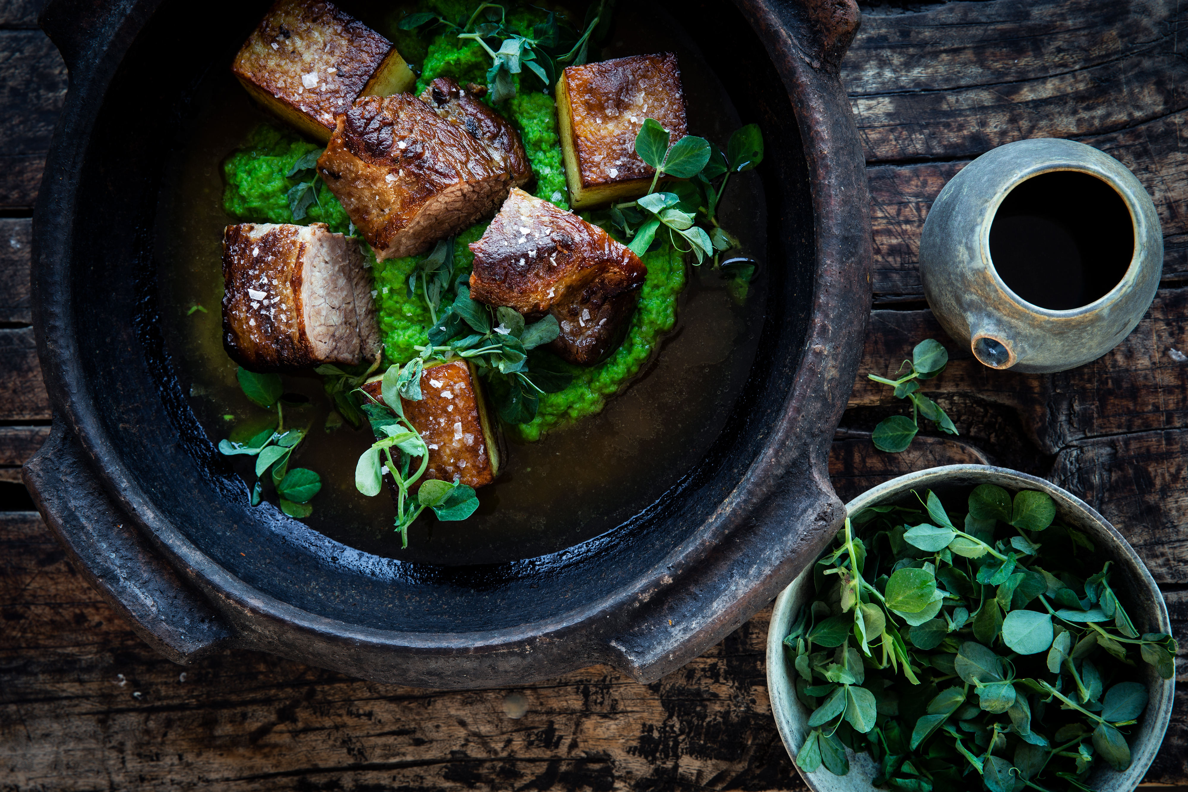 Langtidsbraiseret Spidsbryst - Opskrift med lækker ærtepuré